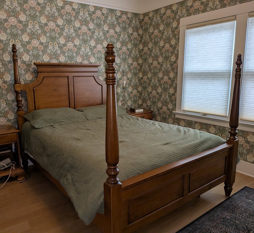 Timeless Solid Wood Pediment Poster Bed |DutchCrafters